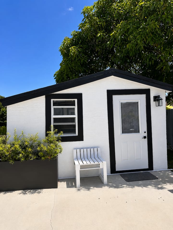 Modern & Cozy Guest House Near Hard Rock Stadium. - Miami Gardens, FL