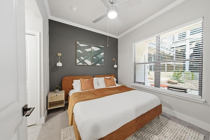 Dt Prime Apt | Gym | Pool | Free Parking - Houston, TX