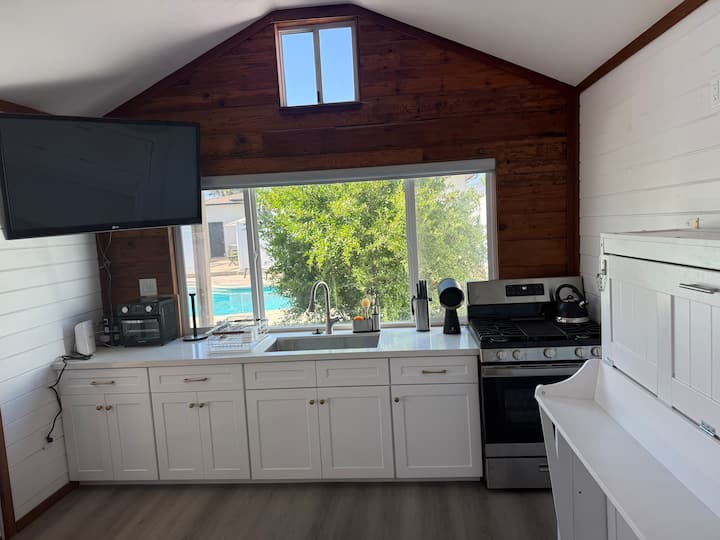 Charming Cottage Retreat - Yucaipa, CA