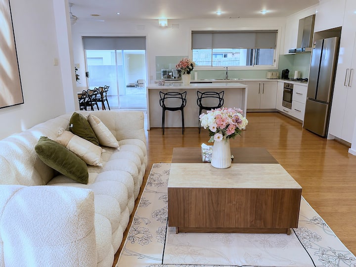 Glen Waverley Family Retreat | 4br & Parking St - Bayswater