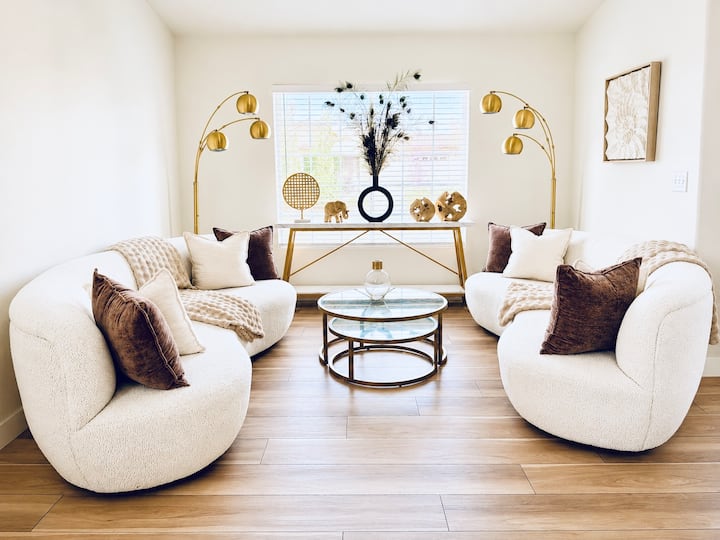 Maison Lumiere | Luxury 3br/2ba + Private Jacuzzi - Las Vegas, NV