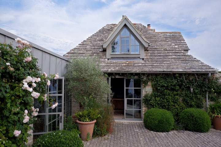The Seaside Library: A Tranquil Walkers Retreat - Langton Matravers