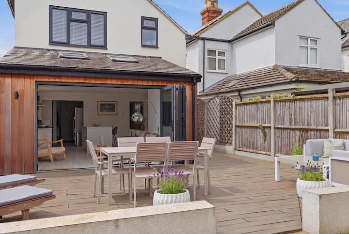Coastal Bliss - Modern Family Seaside Home - Essex