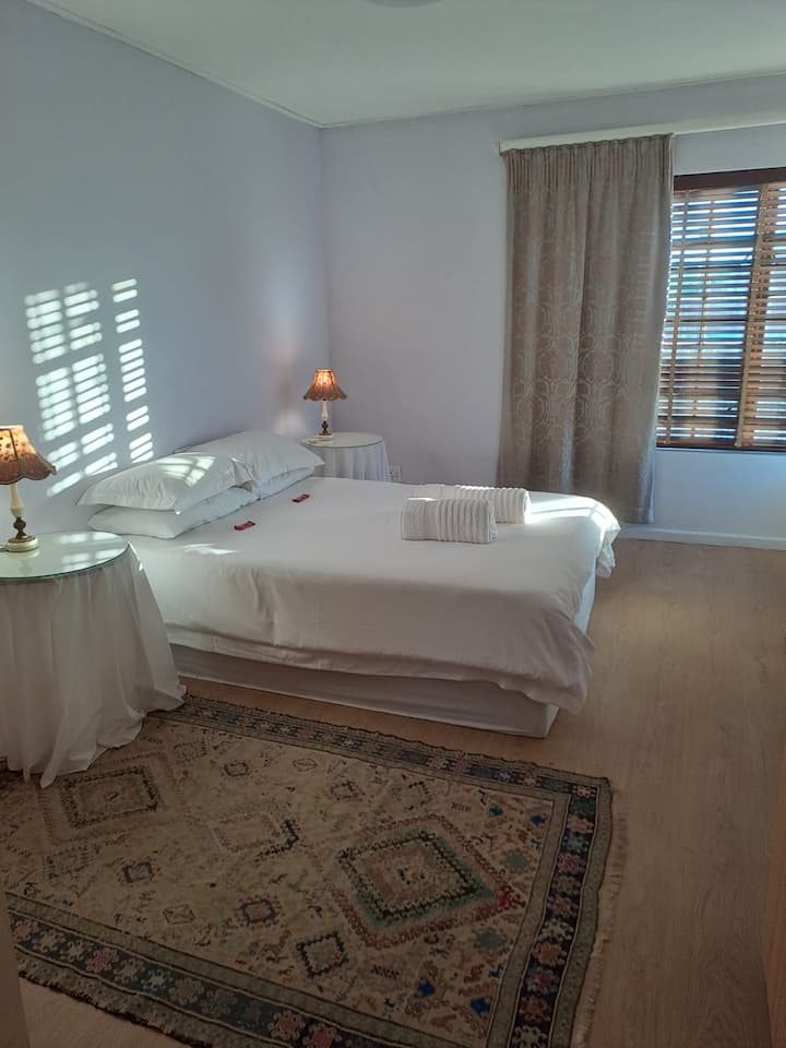 2 Green Gables,
1km Strand Beach, 48km Cape Town - Somerset West