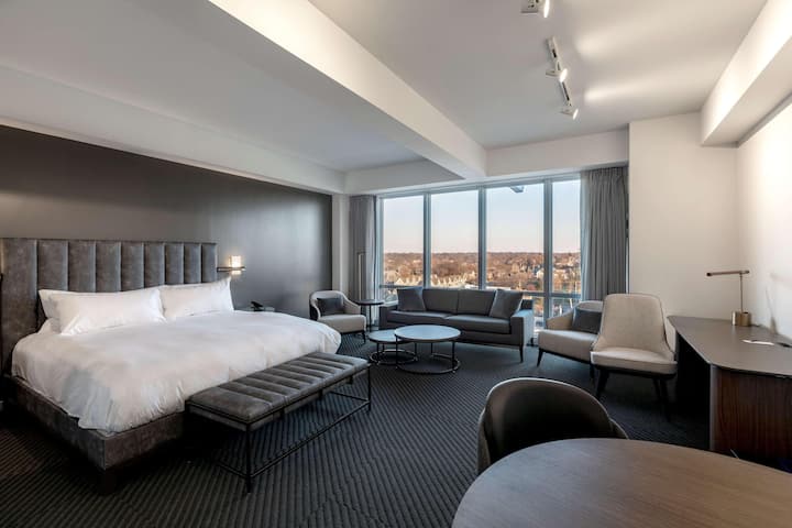 Luxury Stay At The Chauncey Condo - Iowa City, IA