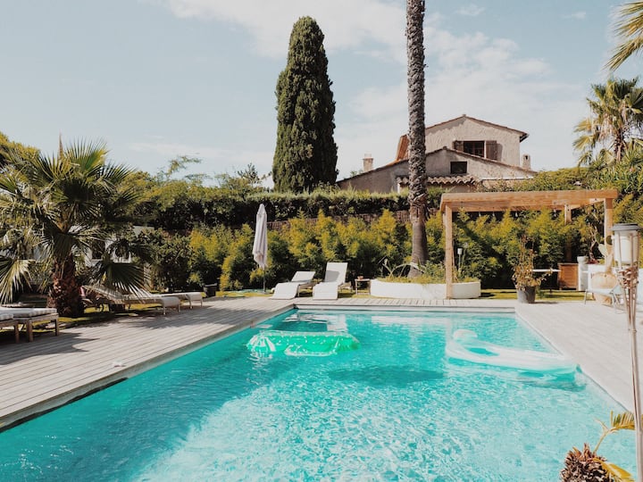 Charmante Villa Bohème Climatisée Dans Un Domaine. - Gassin