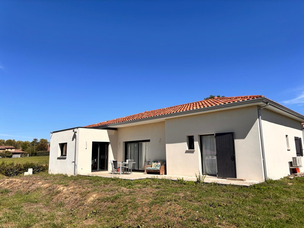 Modern room - Houses for Rent in Cintegabelle, Occitanie, France - Airbnb