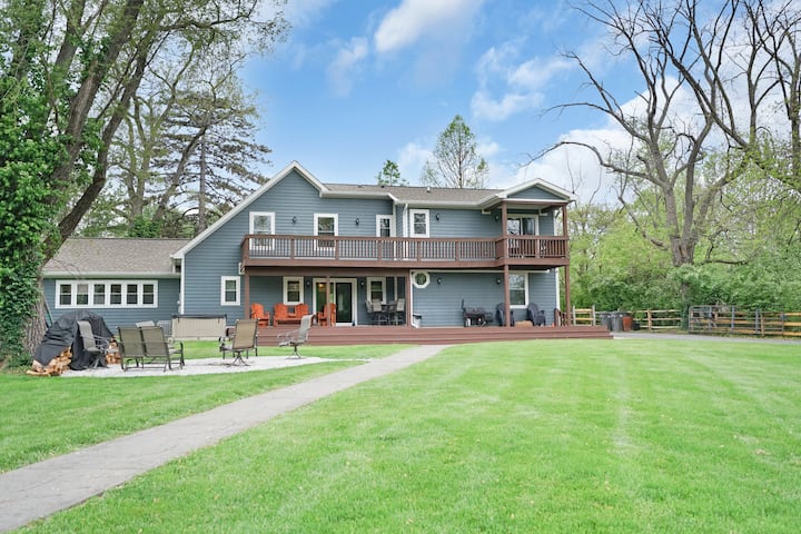 1 Acre 5br House, Sleeps 16, 10 Min Downtown - Indianapolis, IN