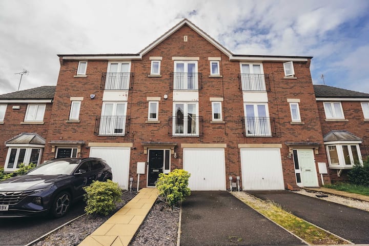 4-bed Next To Derby Hospital | Driveway Parking - Derby