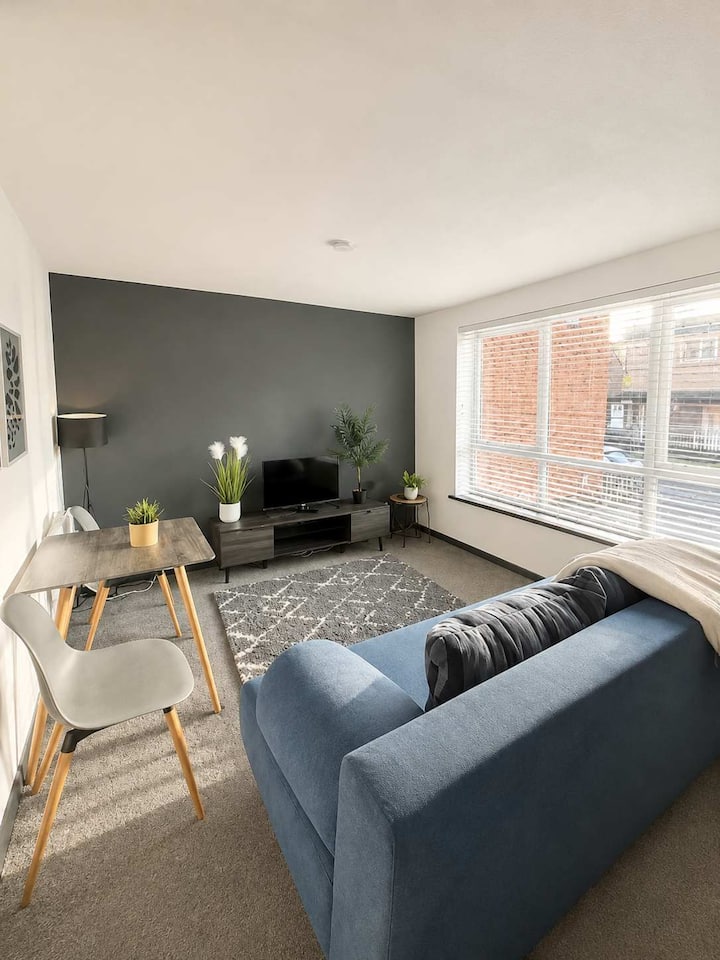 Longer Stay Apartment In Suburb | 1 Br & Sofa Bed - Derby