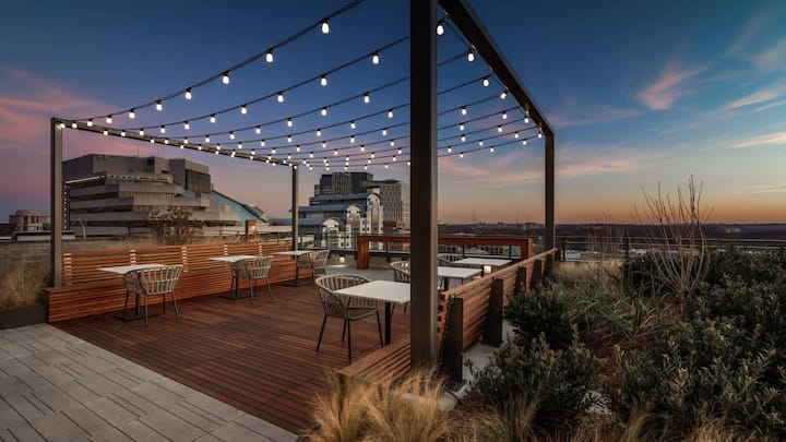 Bethesda 2br | Pool, Gym & Workspace - Bethesda, MD
