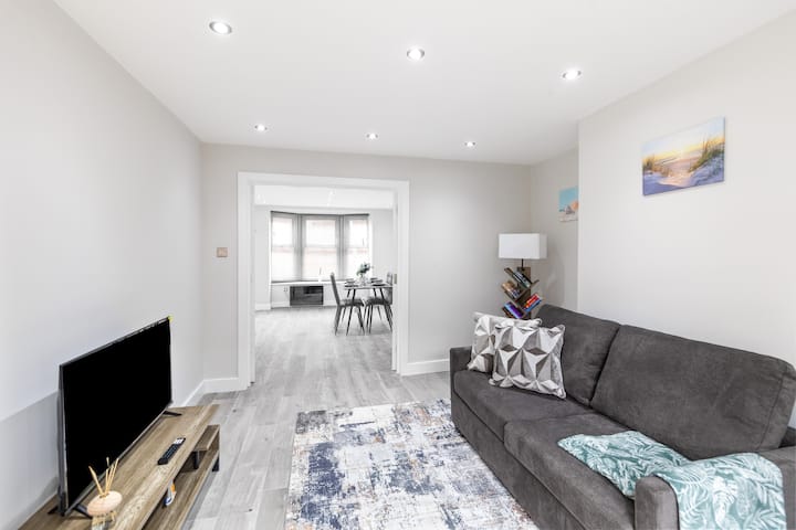 The Seaside Suite| Weymouth Beach| Sleeps 5 - West Lulworth