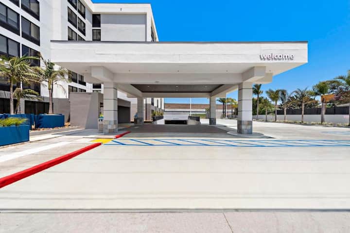 Stay Near Lax + Free Shuttle & Breakfast - Los Angeles, CA