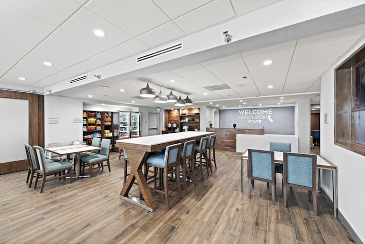 Minutes From Lax + Free Shuttle & Breakfast - Culver City, CA