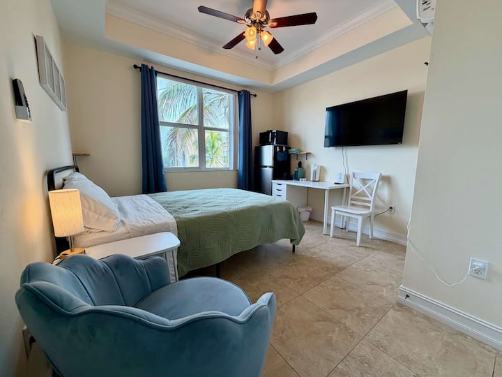 Relaxed Studio Beach Gear Near Barefoot - Bonita Springs, FL