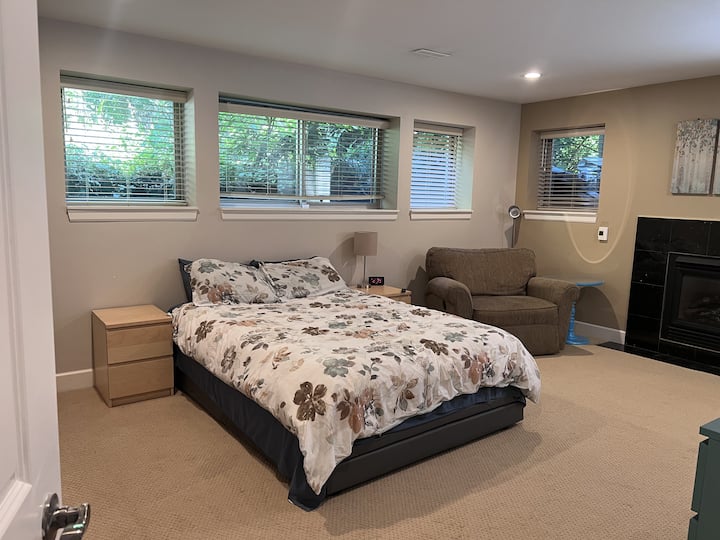 Bright North Vancouver One Bedroom Basement Suite - North Vancouver