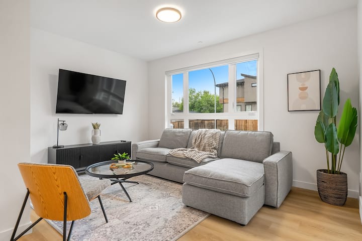 Heart Of Tuxedo Park*new*king Bed*patio*tub*a/c - Calgary