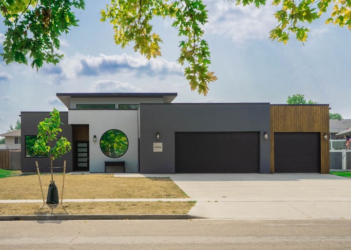 The Metta: Cowboy Pool + Sauna, Sleeps 9 - Hartford, SD