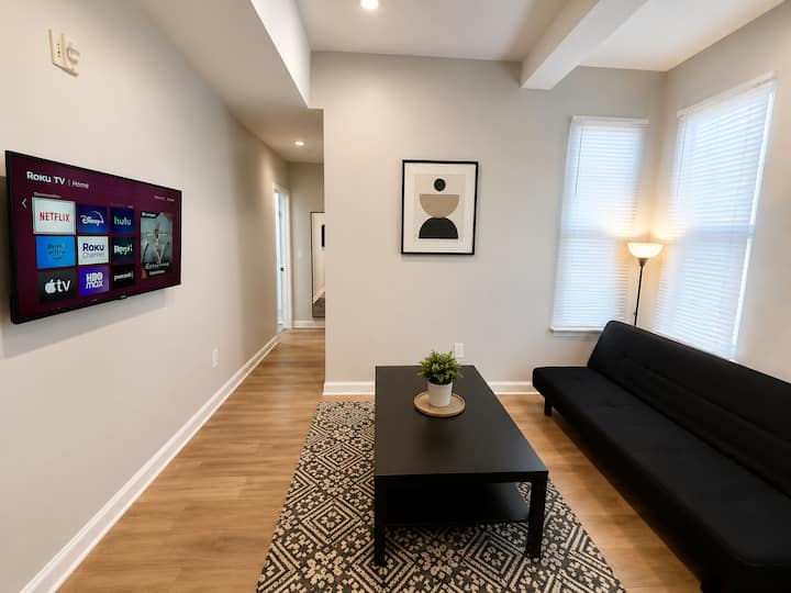University Area All New 3 Bedroom Livingroom. - Ardmore, PA