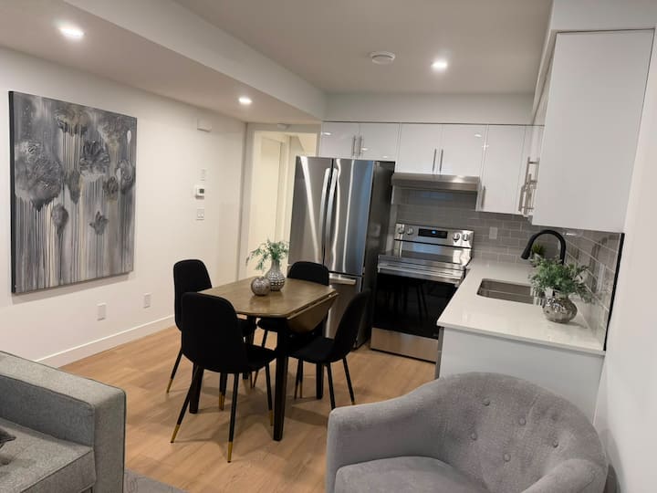 Modern 1-br Suite With Private Laundry & Kitchen - Canada