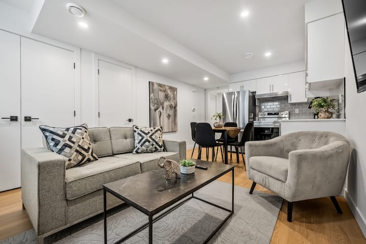 Modern 1-br Suite With Private Laundry & Kitchen - Calgary