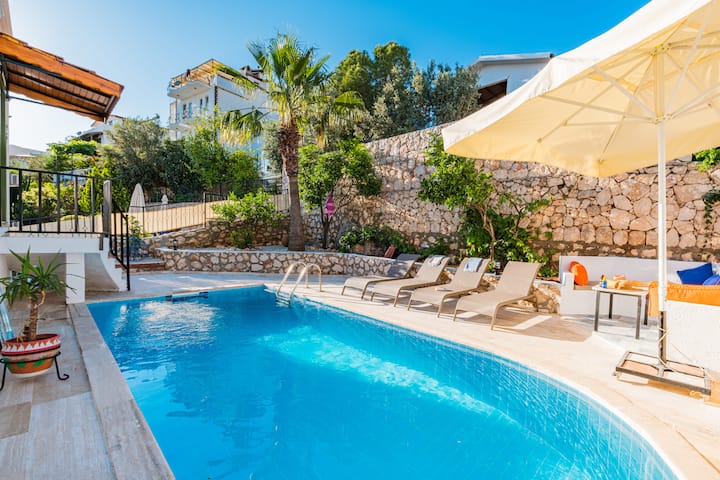 Kalkan'da Gün Batımı Manzaralı Havuzlu Daire - Kalkan