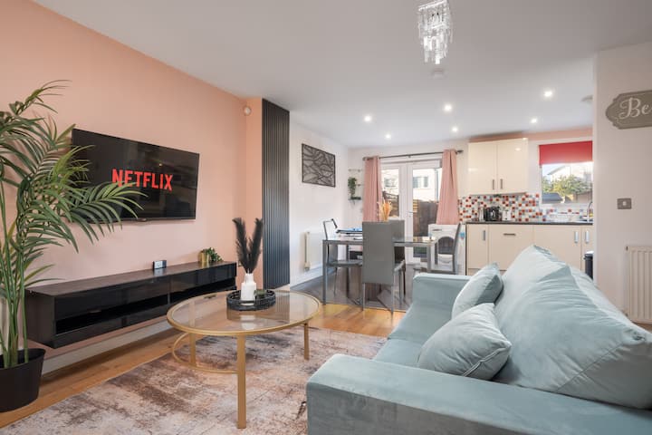 Sunset Suite | Pool Table, Etihad & Co-op Live - Mánchester