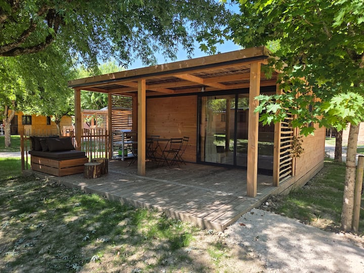 Chalet Acada Plus | Huttopia Domaine Du Lac - Lac d'Aiguebelette