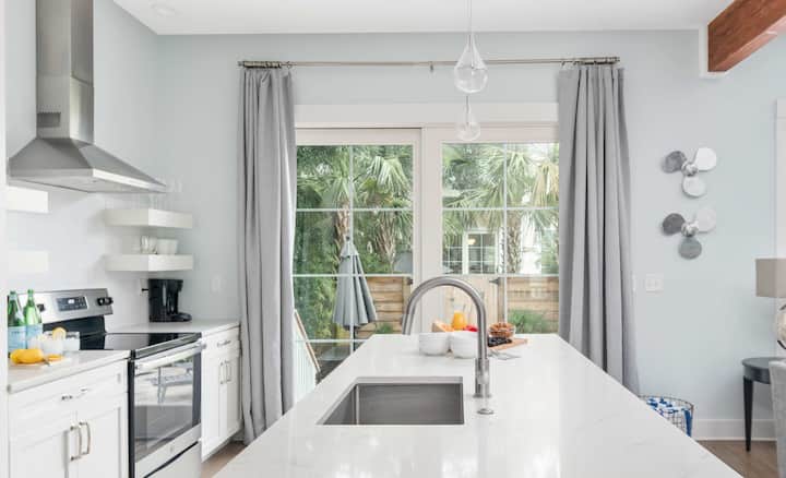 Walk Everywhere! 8br Duplex W/ 2 Pools, Sleeps 20+ - Folly Beach, SC