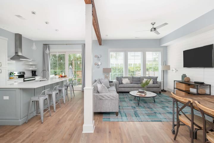 Walk Everywhere! 8br Duplex W/ 2 Pools, Sleeps 20+ - Folly Beach, SC