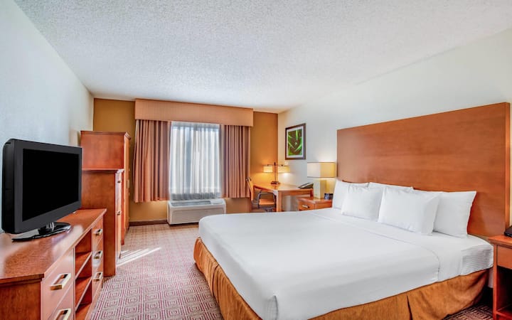 Deluxe Suite | La Quinta Danbury | Suite Comfort - Newtown, CT