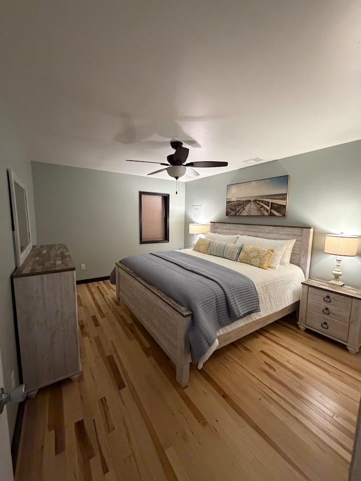 Freshly Renovated Cozy One Bedroom Unit! - Michigan City, IN