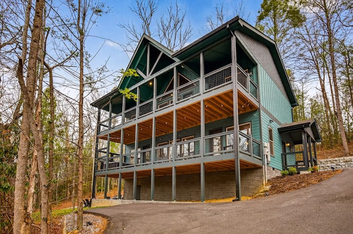 The Spirit Bear Lodge | Hot Tub, Game Room, Grill! - Gatlinburg, TN