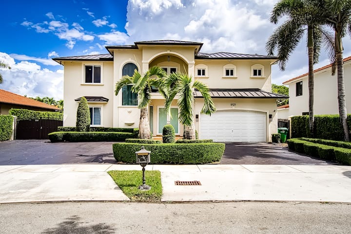 Private Oasis Pool & Backyard 12 Guests - Hialeah, FL
