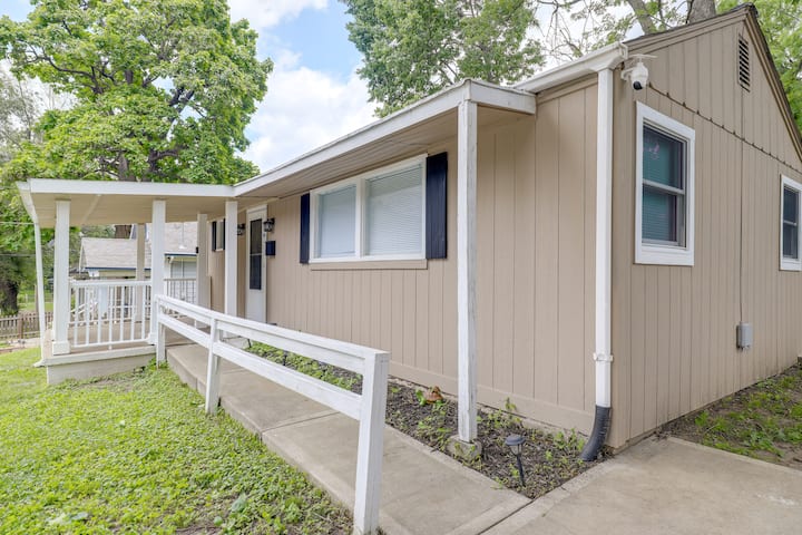 Half-mi To Independence Square! Home W/ Ramp Entry - Independence, MO