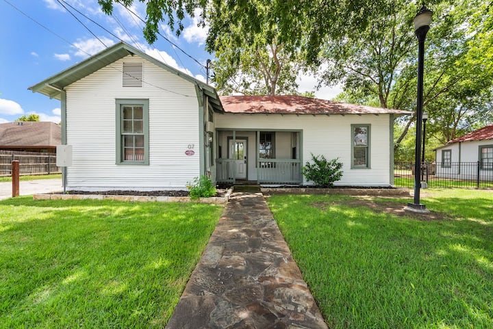 Family Retreat Near Gruene & Schlitterbahn - New Braunfels, TX