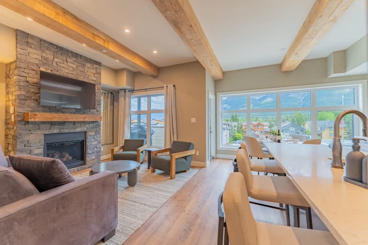 Summit Suite On Main Street | Top-floor Views - Canmore