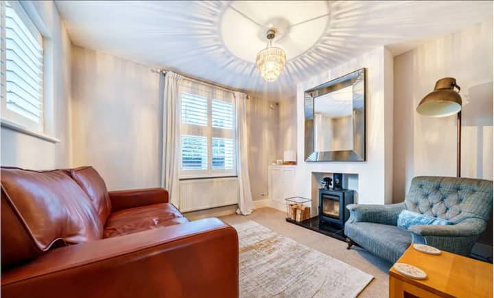 Beautiful Two-bedroom Victorian House - Guildford, UK