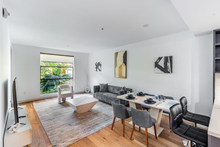 The Hollywood Modern Loft | K-bed & Free Parking - West Hollywood, CA