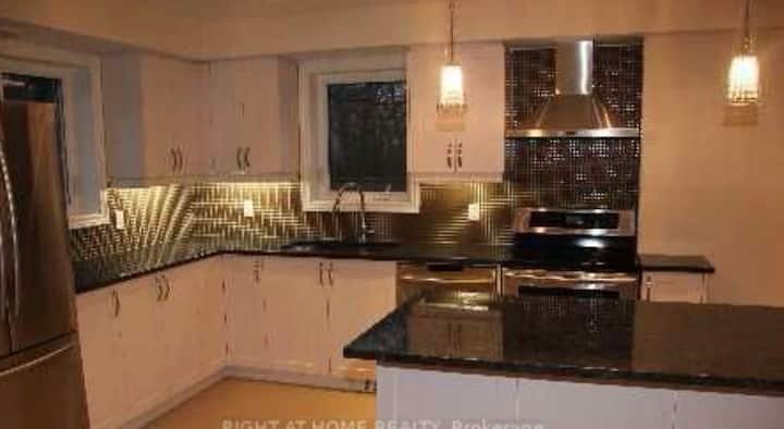 One Bedroom Apartment In Heart Of Richmond Hill - Vaughan