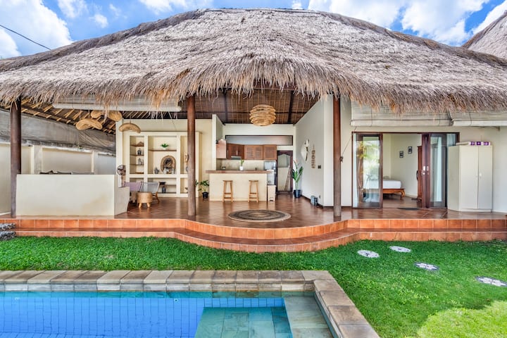 Bali Breeze | Central Seminyak 2br 2ba Grand Pool - Seminyak