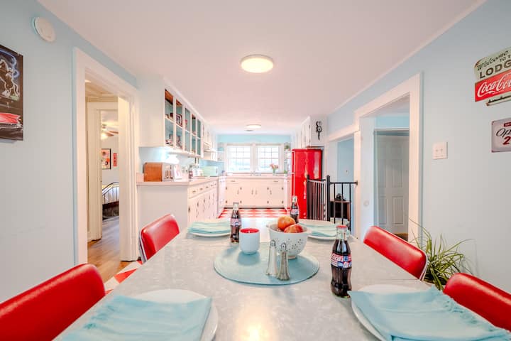 Retro Retreat * Charming 1950s Getaway - Asheville, NC