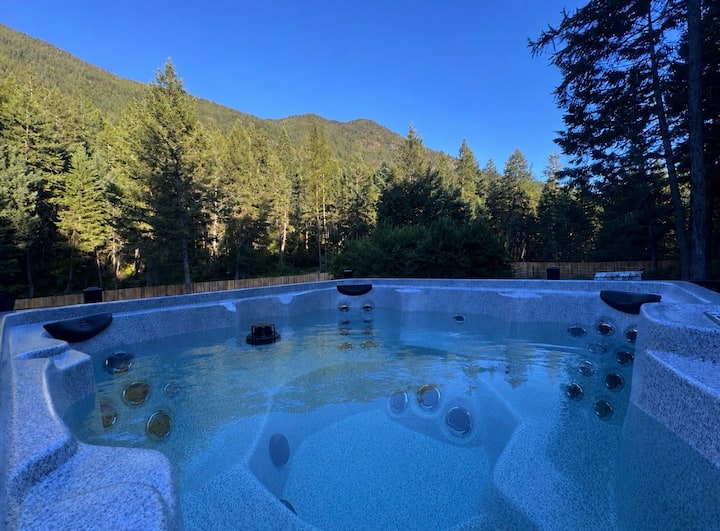 Modern Luxury Retreat Near Glacier National Park - Columbia Falls, MT