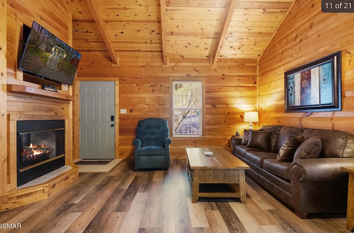 Hot Tub & Fireplace | Cozy 1br Cabin In Gatlinburg - Gatlinburg, TN