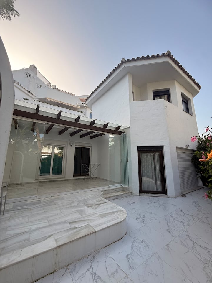 Beachfront Villa For 8 In Marbella - Marbella