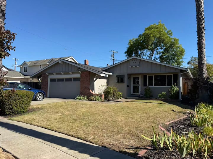 Cozy 3b In Central Location W/ Spacious Backyard - Los Gatos, CA