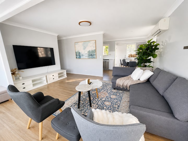 Sunlit 3br Upstairs Living At Licola - Gold Coast