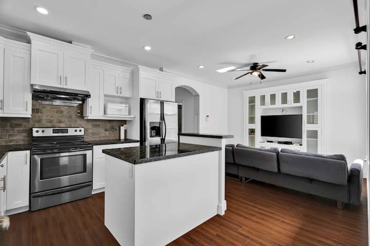 Modern & Spacious 4 Bed 4 Bath Perfect For Groups! - Langley, BC