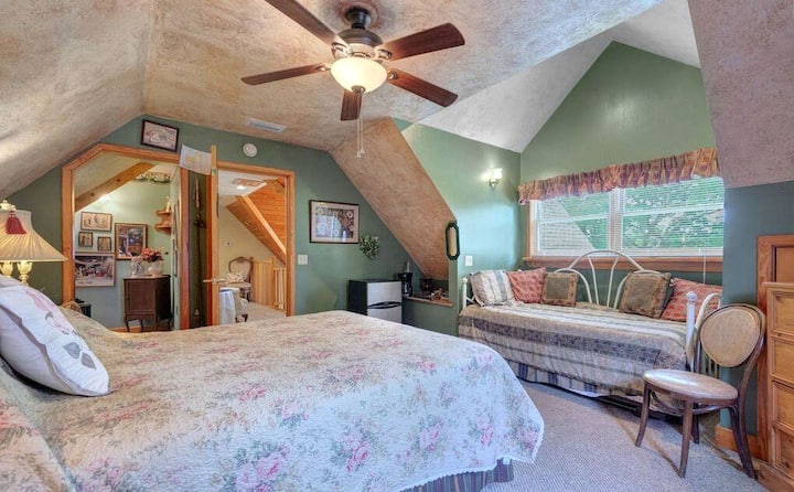 Charming Antiques-themed Inn Room With Lake - Orange City, FL