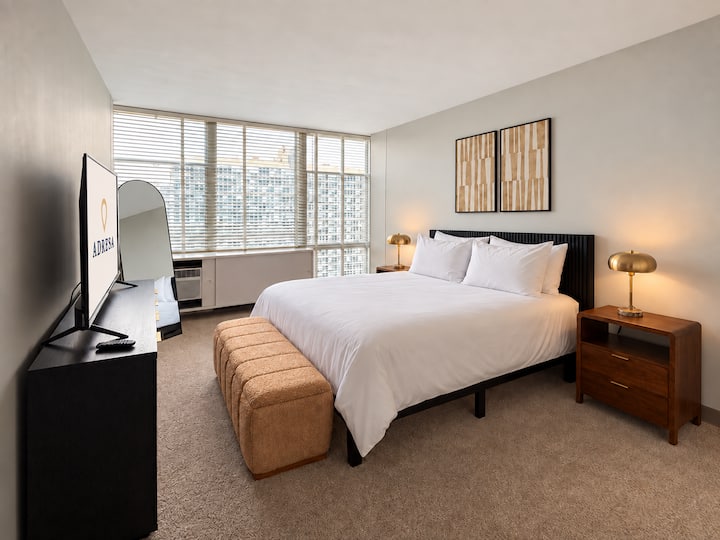 Golden Hour | Cozy Chicago Skyline | Sleeps 4 - Chicago
